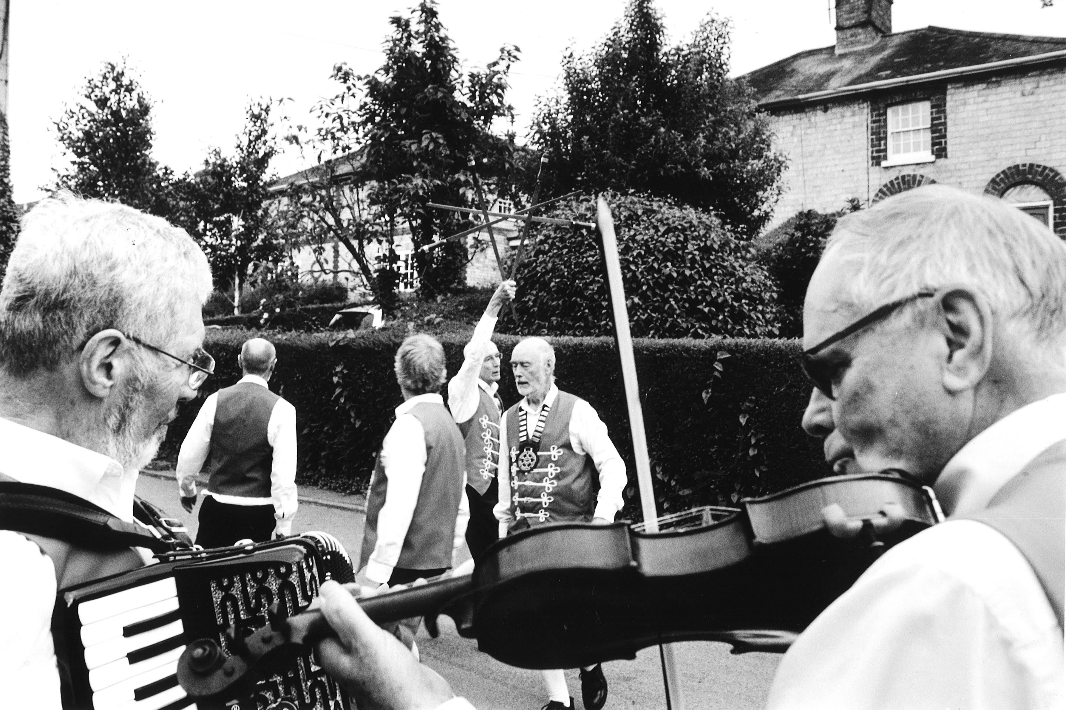 MORRIS DANCING – SPECTACULUM MAGAZINE