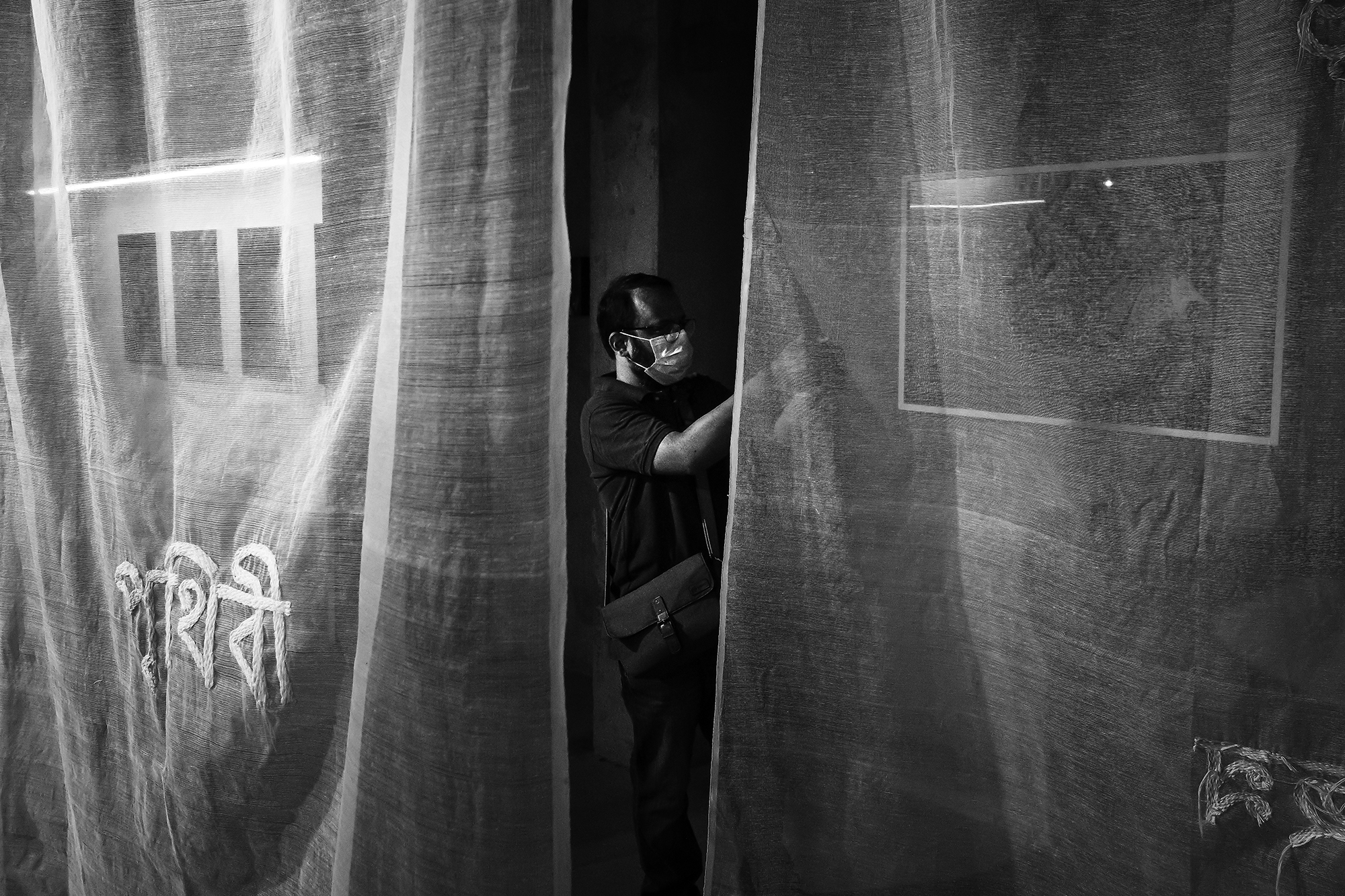 ABSENCE OF LIGHT – SPECTACULUM MAGAZINE