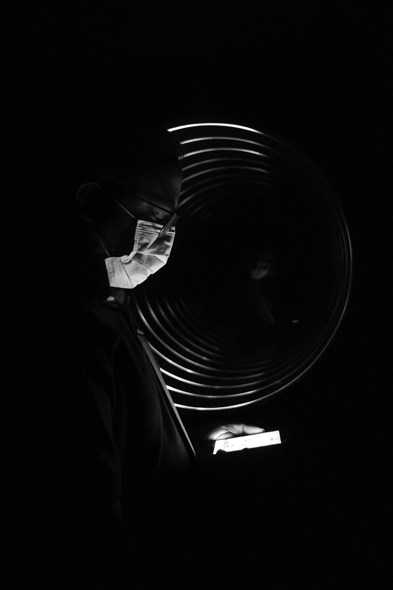 ABSENCE OF LIGHT – SPECTACULUM MAGAZINE